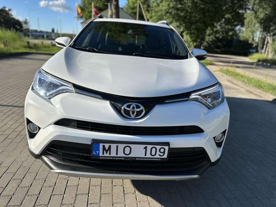 White Toyota RAV4 2016 in Utena, with an engine capacity of 0.00 L and mileage of 240 thousand km for 10950 €, photo 6 on AUTOMOTO.COM.LV