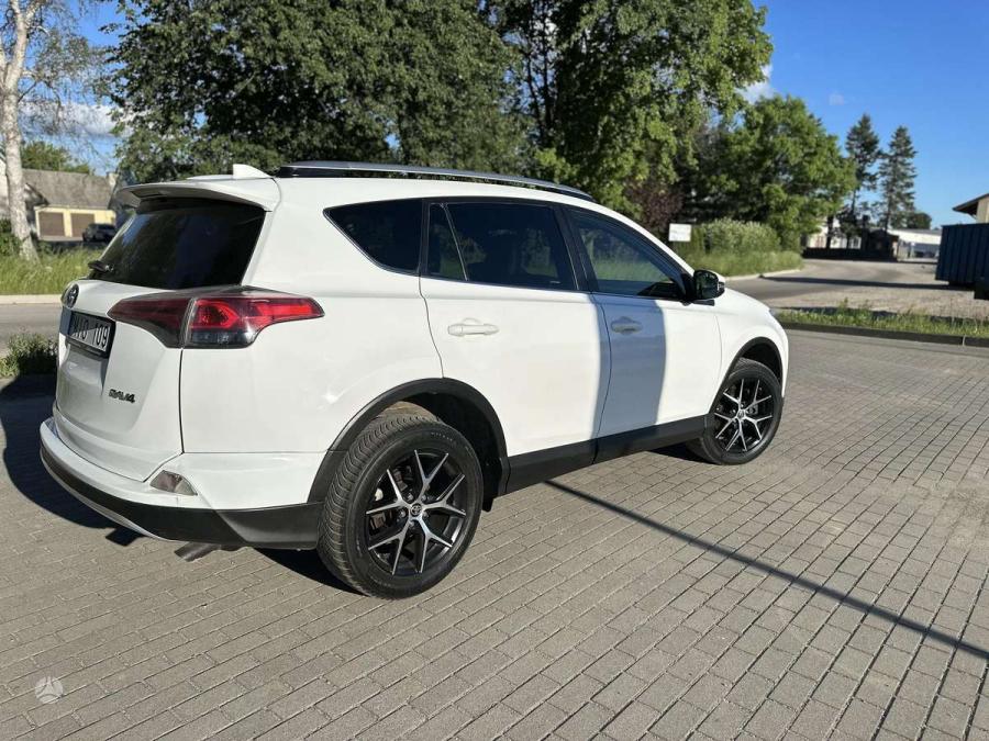 White Toyota RAV4 2016 in Utena, with an engine capacity of 0.00 L and mileage of 240 thousand km for 10950 €, photo 8 on AUTOMOTO.COM.LV