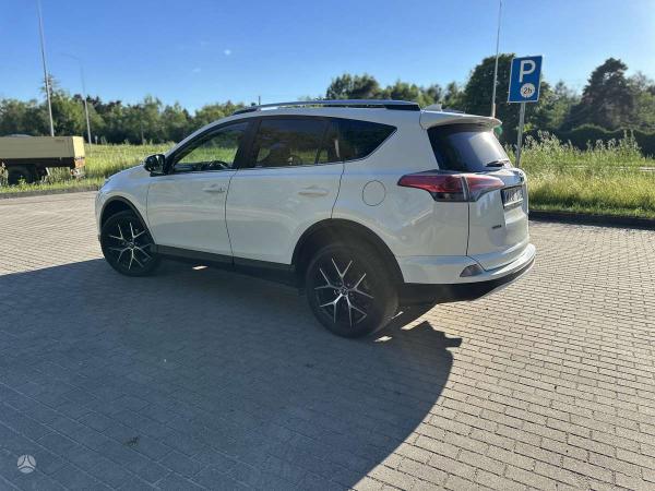 White Toyota RAV4 2016 in Utena, with an engine capacity of 0.00 L and mileage of 240 thousand km for 10950 €, photo 9 on AUTOMOTO.COM.LV