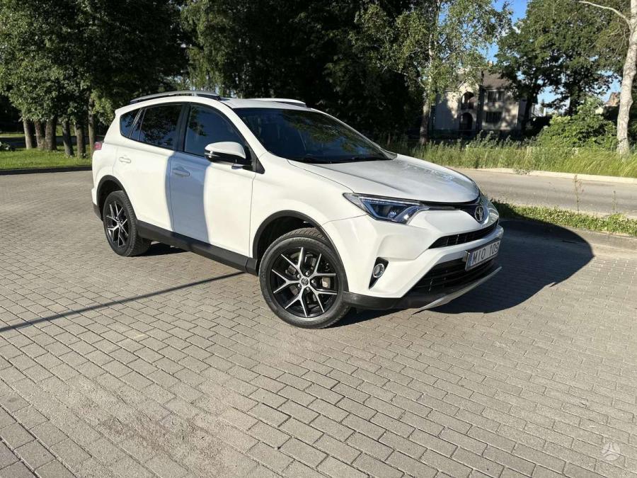 White Toyota RAV4 2016 in Utena, with an engine capacity of 0.00 L and mileage of 240 thousand km for 10950 €, photo 11 on AUTOMOTO.COM.LV