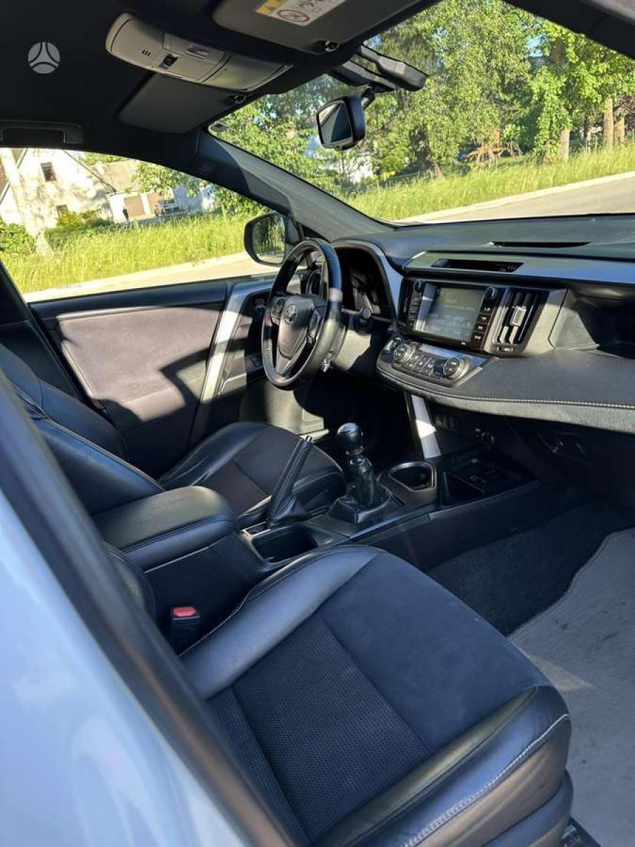 White Toyota RAV4 2016 in Utena, with an engine capacity of 0.00 L and mileage of 240 thousand km for 10950 €, photo 12 on AUTOMOTO.COM.LV