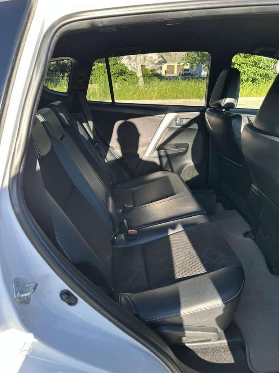 White Toyota RAV4 2016 in Utena, with an engine capacity of 0.00 L and mileage of 240 thousand km for 10950 €, photo 15 on AUTOMOTO.COM.LV