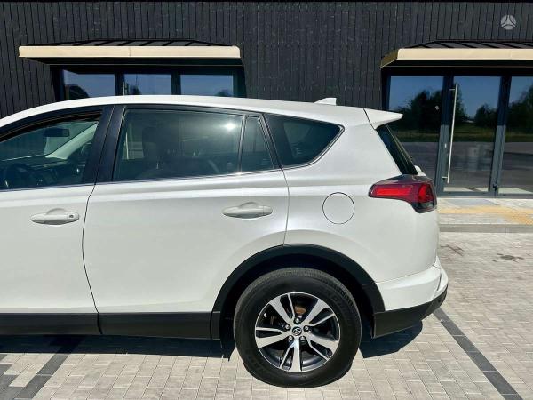 Balts Toyota RAV4 2016 Šauļi, ar dzinēja tilpumu 2.00 L un nobraukumu 191 tūkst. km par 11950 €, foto 5 vietnē AUTOMOTO.COM.LV