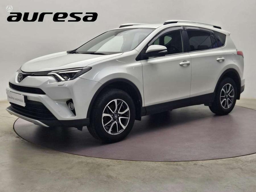 White Toyota RAV4 2016 in Panevezys, with an engine capacity of 1.99 L and mileage of 215 thousand km for 13990 €, photo 1 on AUTOMOTO.COM.LV
