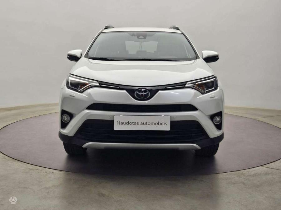 White Toyota RAV4 2016 in Panevezys, with an engine capacity of 1.99 L and mileage of 215 thousand km for 13990 €, photo 3 on AUTOMOTO.COM.LV