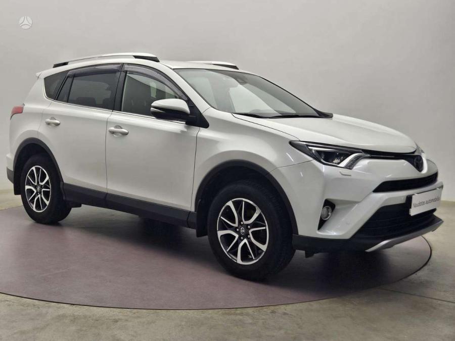 White Toyota RAV4 2016 in Panevezys, with an engine capacity of 1.99 L and mileage of 215 thousand km for 13990 €, photo 4 on AUTOMOTO.COM.LV