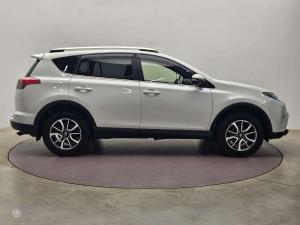 White Toyota RAV4 2016 in Panevezys, with an engine capacity of 1.99 L and mileage of 215 thousand km for 13990 €, photo 5 on AUTOMOTO.COM.LV