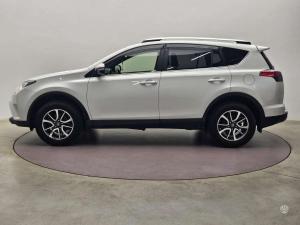White Toyota RAV4 2016 in Panevezys, with an engine capacity of 1.99 L and mileage of 215 thousand km for 13990 €, photo 6 on AUTOMOTO.COM.LV