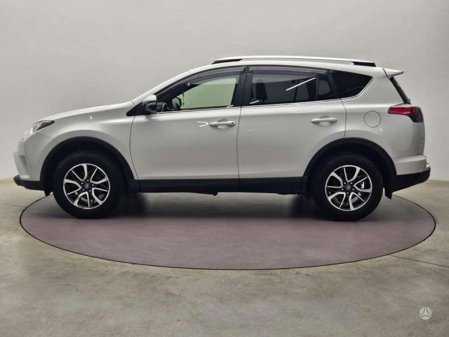 White Toyota RAV4 2016 in Panevezys, with an engine capacity of 1.99 L and mileage of 215 thousand km for 13990 €, photo 6 on AUTOMOTO.COM.LV