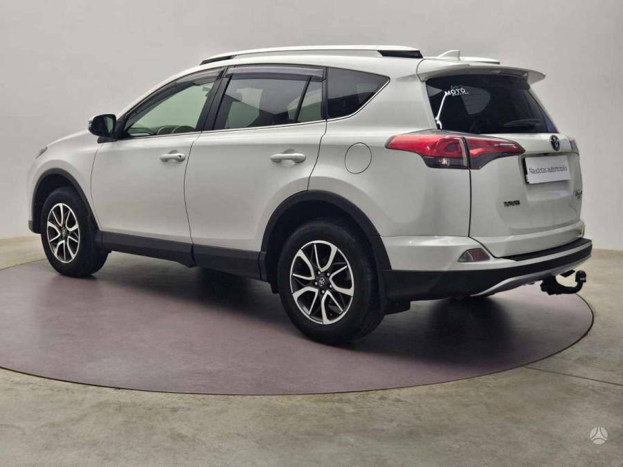 White Toyota RAV4 2016 in Panevezys, with an engine capacity of 1.99 L and mileage of 215 thousand km for 13990 €, photo 7 on AUTOMOTO.COM.LV
