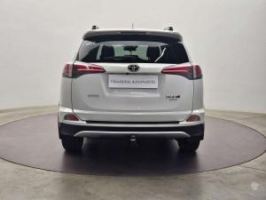 White Toyota RAV4 2016 in Panevezys, with an engine capacity of 1.99 L and mileage of 215 thousand km for 13990 €, photo 8 on AUTOMOTO.COM.LV