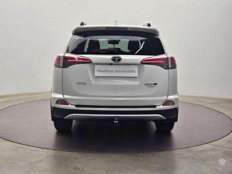 White Toyota RAV4 2016 in Panevezys, with an engine capacity of 1.99 L and mileage of 215 thousand km for 13990 €, photo 8 on AUTOMOTO.COM.LV