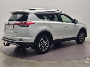 White Toyota RAV4 2016 in Panevezys, with an engine capacity of 1.99 L and mileage of 215 thousand km for 13990 €, photo 9 on AUTOMOTO.COM.LV