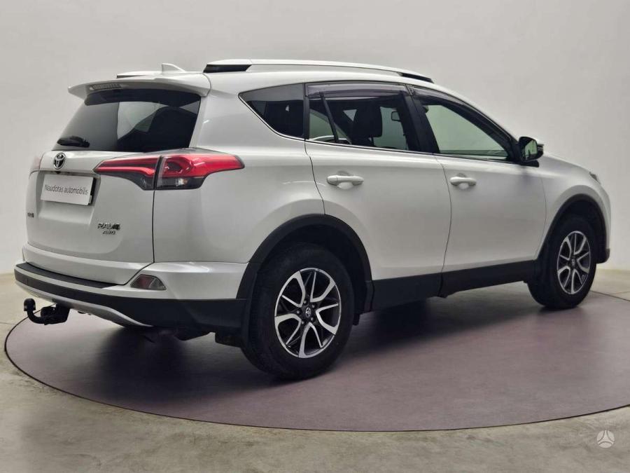White Toyota RAV4 2016 in Panevezys, with an engine capacity of 1.99 L and mileage of 215 thousand km for 13990 €, photo 9 on AUTOMOTO.COM.LV