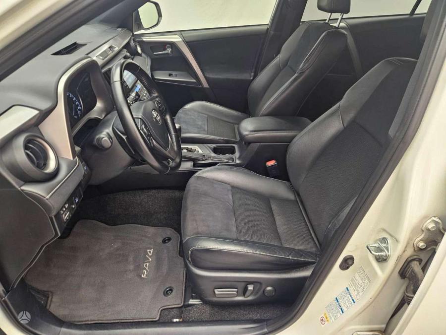White Toyota RAV4 2016 in Panevezys, with an engine capacity of 1.99 L and mileage of 215 thousand km for 13990 €, photo 10 on AUTOMOTO.COM.LV