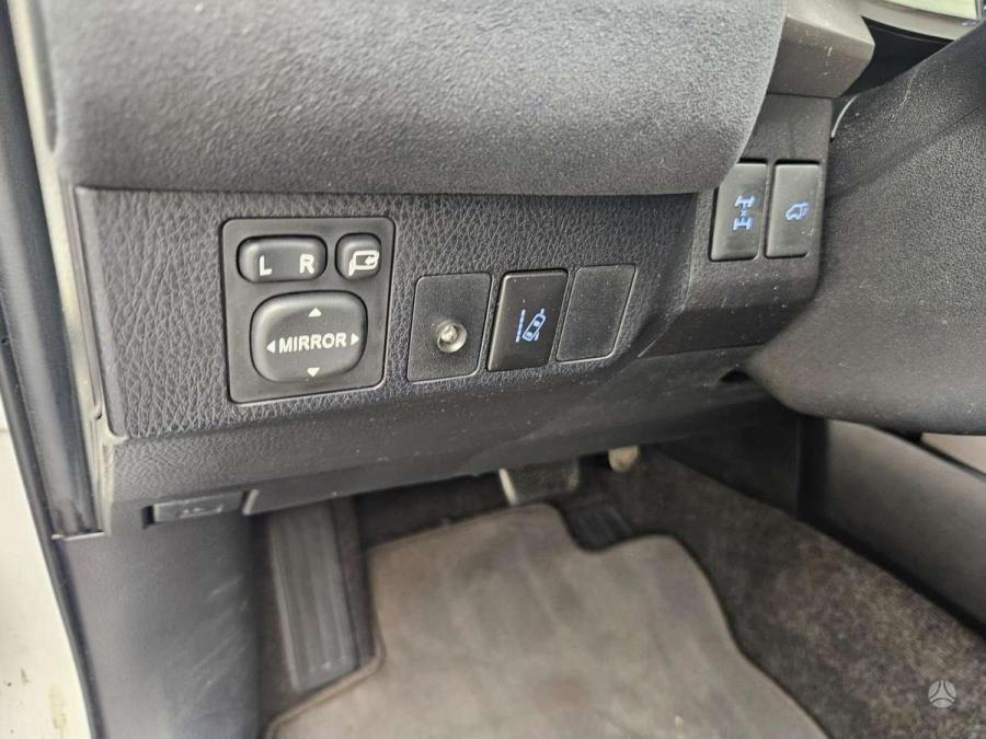 White Toyota RAV4 2016 in Panevezys, with an engine capacity of 1.99 L and mileage of 215 thousand km for 13990 €, photo 11 on AUTOMOTO.COM.LV
