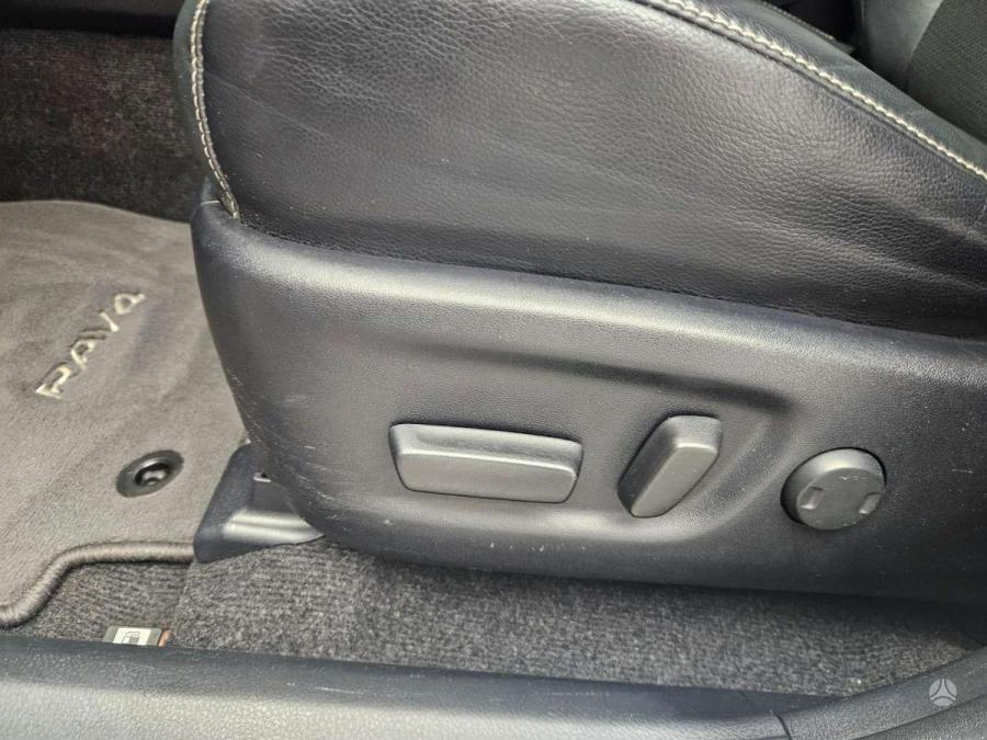 White Toyota RAV4 2016 in Panevezys, with an engine capacity of 1.99 L and mileage of 215 thousand km for 13990 €, photo 12 on AUTOMOTO.COM.LV