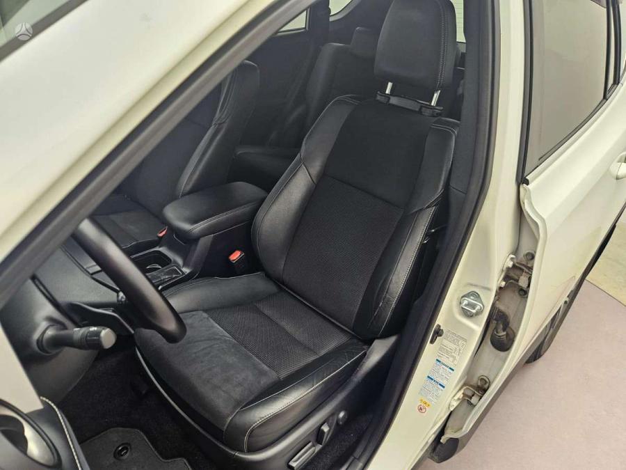 White Toyota RAV4 2016 in Panevezys, with an engine capacity of 1.99 L and mileage of 215 thousand km for 13990 €, photo 14 on AUTOMOTO.COM.LV