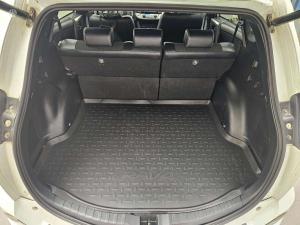 White Toyota RAV4 2016 in Panevezys, with an engine capacity of 1.99 L and mileage of 215 thousand km for 13990 €, photo 16 on AUTOMOTO.COM.LV