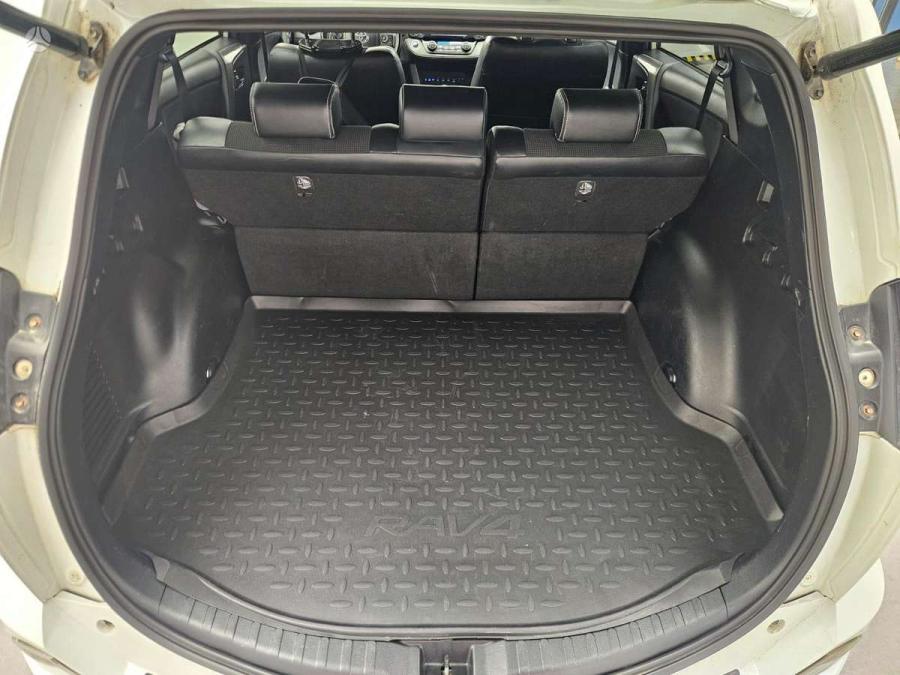 White Toyota RAV4 2016 in Panevezys, with an engine capacity of 1.99 L and mileage of 215 thousand km for 13990 €, photo 16 on AUTOMOTO.COM.LV