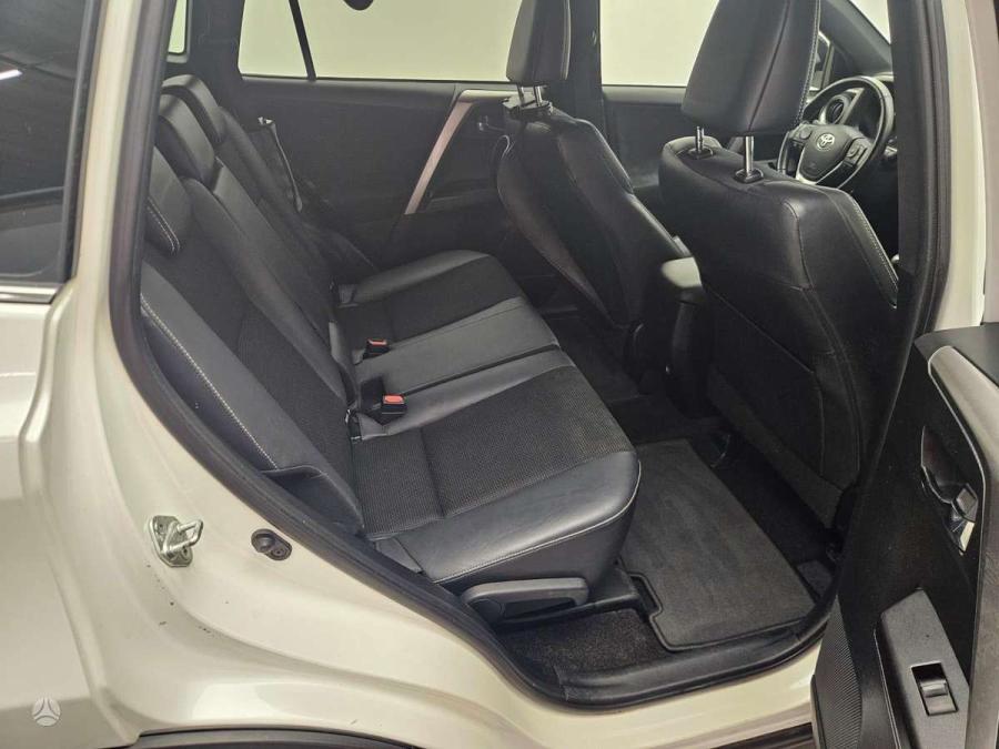 White Toyota RAV4 2016 in Panevezys, with an engine capacity of 1.99 L and mileage of 215 thousand km for 13990 €, photo 18 on AUTOMOTO.COM.LV