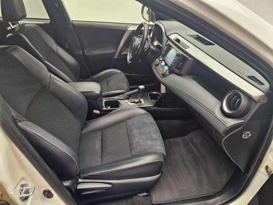 White Toyota RAV4 2016 in Panevezys, with an engine capacity of 1.99 L and mileage of 215 thousand km for 13990 €, photo 19 on AUTOMOTO.COM.LV