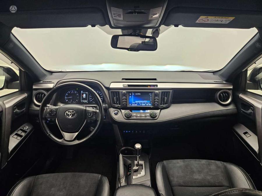 White Toyota RAV4 2016 in Panevezys, with an engine capacity of 1.99 L and mileage of 215 thousand km for 13990 €, photo 21 on AUTOMOTO.COM.LV