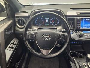 White Toyota RAV4 2016 in Panevezys, with an engine capacity of 1.99 L and mileage of 215 thousand km for 13990 €, photo 22 on AUTOMOTO.COM.LV