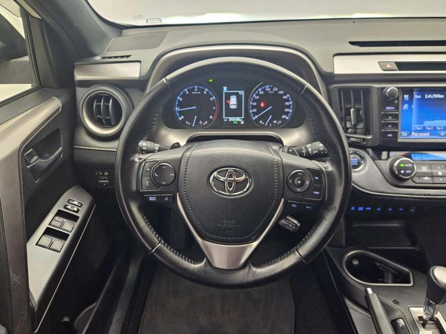 White Toyota RAV4 2016 in Panevezys, with an engine capacity of 1.99 L and mileage of 215 thousand km for 13990 €, photo 22 on AUTOMOTO.COM.LV