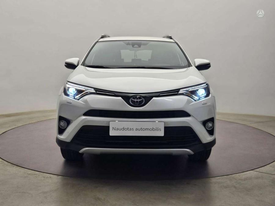 White Toyota RAV4 2016 in Panevezys, with an engine capacity of 1.99 L and mileage of 215 thousand km for 13990 €, photo 38 on AUTOMOTO.COM.LV