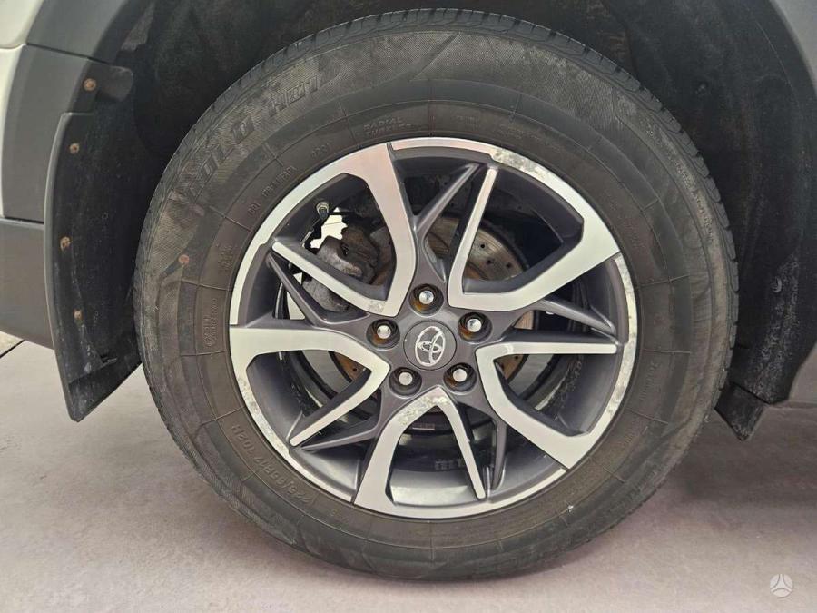 White Toyota RAV4 2016 in Panevezys, with an engine capacity of 1.99 L and mileage of 215 thousand km for 13990 €, photo 42 on AUTOMOTO.COM.LV