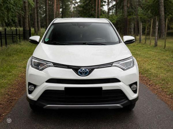 White Toyota RAV4 2016 in Vilnius, with an engine capacity of 2.49 L and mileage of 192 thousand km for 17700 €, photo 2 on AUTOMOTO.COM.LV