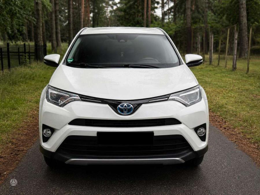 White Toyota RAV4 2016 in Vilnius, with an engine capacity of 2.49 L and mileage of 192 thousand km for 17700 €, photo 3 on AUTOMOTO.COM.LV