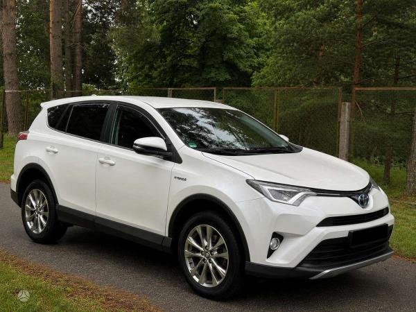 White Toyota RAV4 2016 in Vilnius, with an engine capacity of 2.49 L and mileage of 192 thousand km for 17700 €, photo 4 on AUTOMOTO.COM.LV
