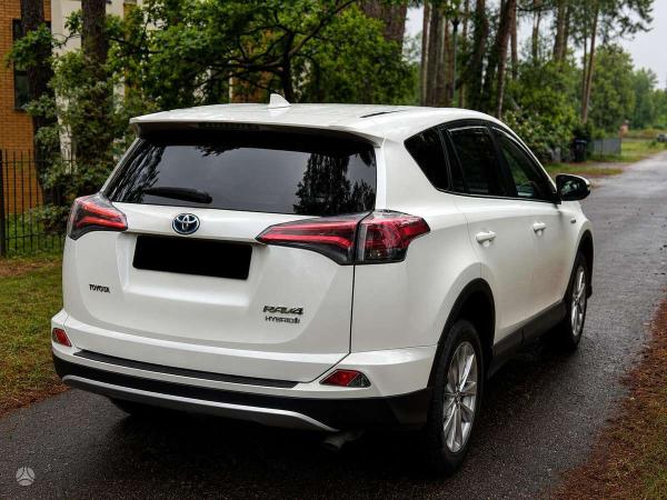 White Toyota RAV4 2016 in Vilnius, with an engine capacity of 2.49 L and mileage of 192 thousand km for 17700 €, photo 6 on AUTOMOTO.COM.LV