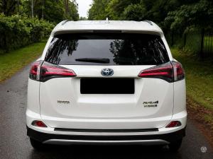 White Toyota RAV4 2016 in Vilnius, with an engine capacity of 2.49 L and mileage of 192 thousand km for 17700 €, photo 8 on AUTOMOTO.COM.LV