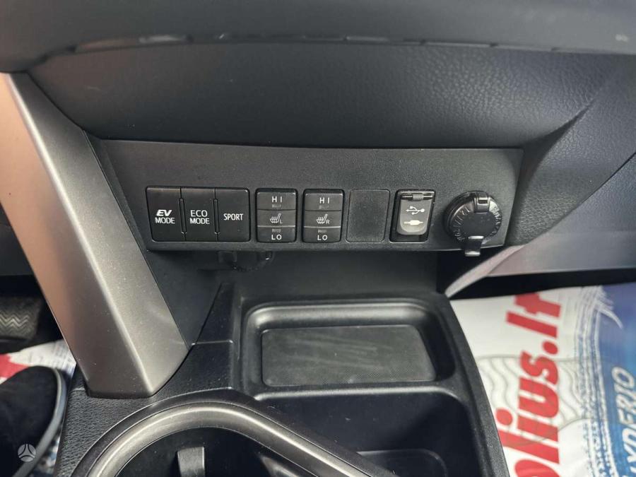 White Toyota RAV4 2016 in Vilnius, with an engine capacity of 2.49 L and mileage of 192 thousand km for 17700 €, photo 17 on AUTOMOTO.COM.LV