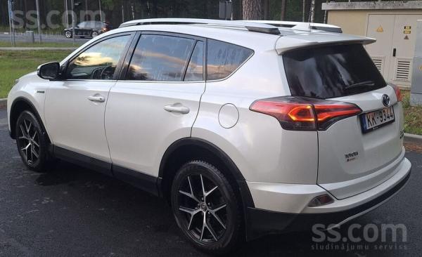 Balts Toyota RAV4 2016 Rīga, ar dzinēja tilpumu 2.50 L un nobraukumu 460 tūkst. km par 9000 €, foto 3 vietnē AUTOMOTO.COM.LV