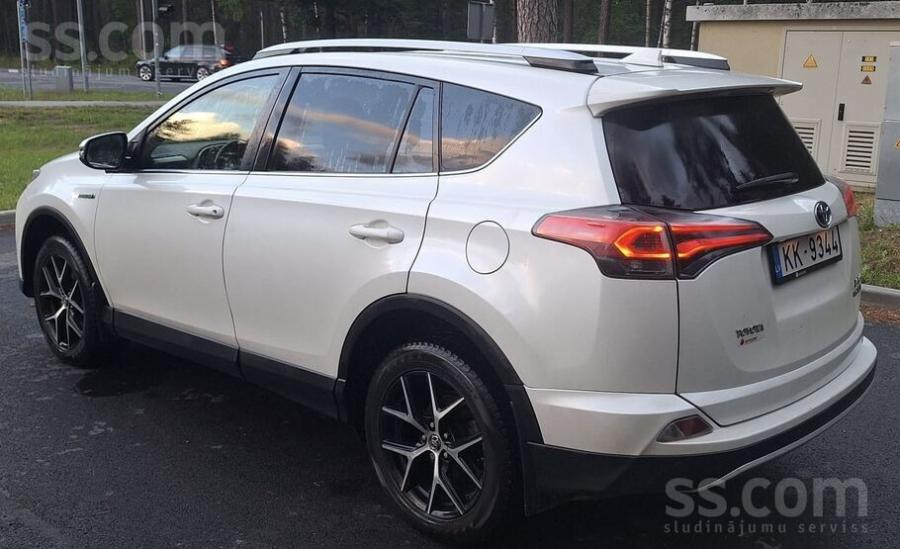 Balts Toyota RAV4 2016 Rīga, ar dzinēja tilpumu 2.50 L un nobraukumu 460 tūkst. km par 9000 €, foto 4 vietnē AUTOMOTO.COM.LV