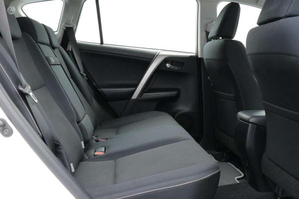 White Toyota RAV4 2016 in Vilnius, with an engine capacity of 2.49 L and mileage of 139 thousand km for 18900 €, photo 10 on AUTOMOTO.COM.LV