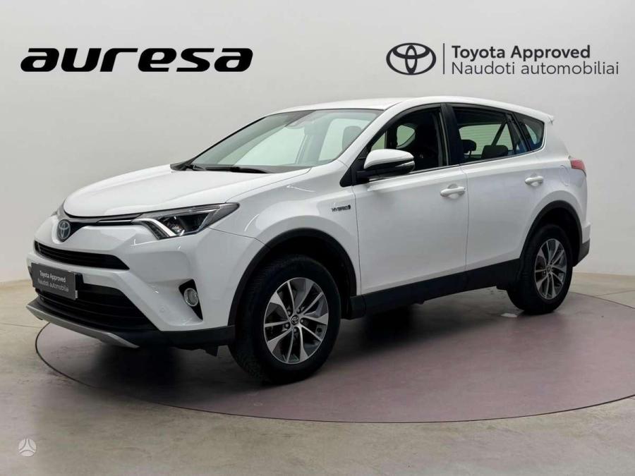 White Toyota RAV4 2016 in Panevezys, with an engine capacity of 2.49 L and mileage of 149 thousand km for 17990 €, photo 1 on AUTOMOTO.COM.LV