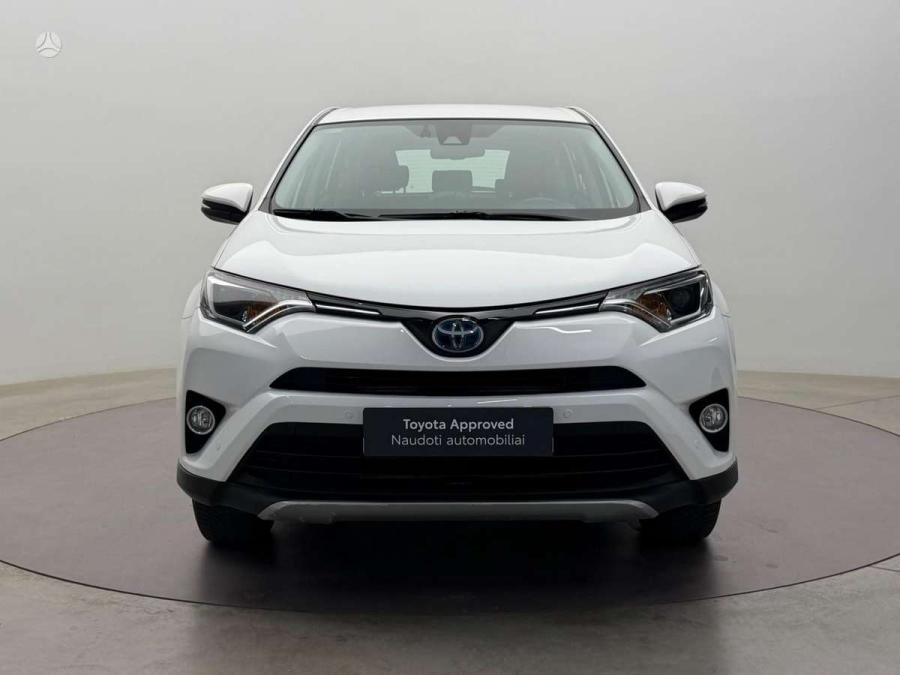 White Toyota RAV4 2016 in Panevezys, with an engine capacity of 2.49 L and mileage of 149 thousand km for 17990 €, photo 3 on AUTOMOTO.COM.LV