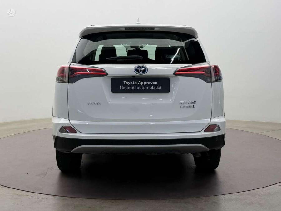 White Toyota RAV4 2016 in Panevezys, with an engine capacity of 2.49 L and mileage of 149 thousand km for 17990 €, photo 8 on AUTOMOTO.COM.LV
