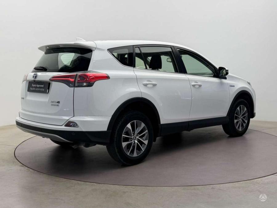 White Toyota RAV4 2016 in Panevezys, with an engine capacity of 2.49 L and mileage of 149 thousand km for 17990 €, photo 9 on AUTOMOTO.COM.LV