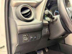 White Toyota RAV4 2016 in Panevezys, with an engine capacity of 2.49 L and mileage of 149 thousand km for 17990 €, photo 12 on AUTOMOTO.COM.LV