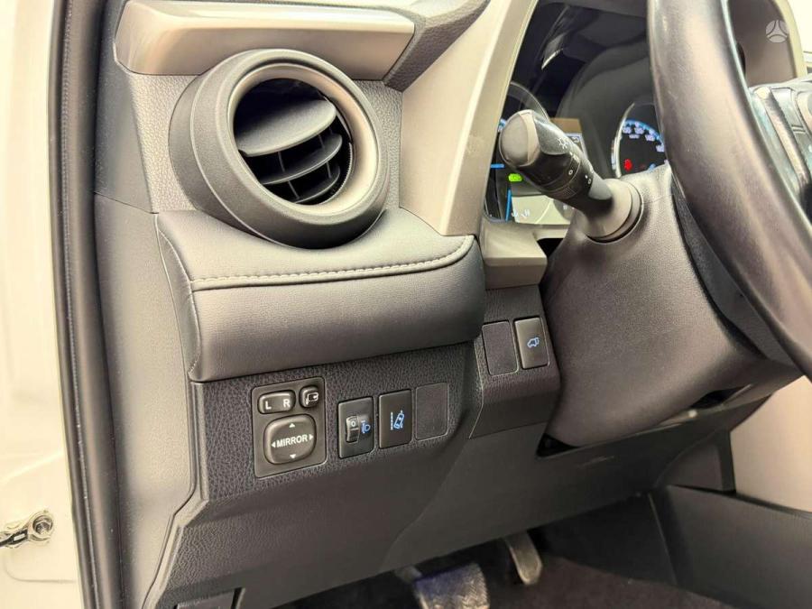 White Toyota RAV4 2016 in Panevezys, with an engine capacity of 2.49 L and mileage of 149 thousand km for 17990 €, photo 12 on AUTOMOTO.COM.LV