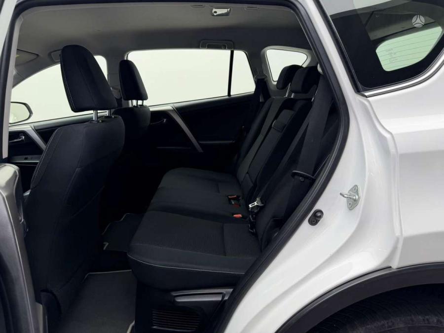 White Toyota RAV4 2016 in Panevezys, with an engine capacity of 2.49 L and mileage of 149 thousand km for 17990 €, photo 13 on AUTOMOTO.COM.LV