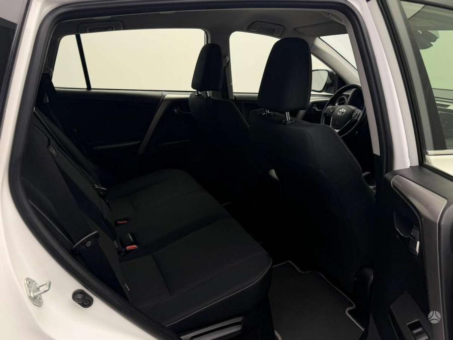 White Toyota RAV4 2016 in Panevezys, with an engine capacity of 2.49 L and mileage of 149 thousand km for 17990 €, photo 15 on AUTOMOTO.COM.LV