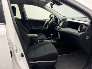 White Toyota RAV4 2016 in Panevezys, with an engine capacity of 2.49 L and mileage of 149 thousand km for 17990 €, photo 16 on AUTOMOTO.COM.LV