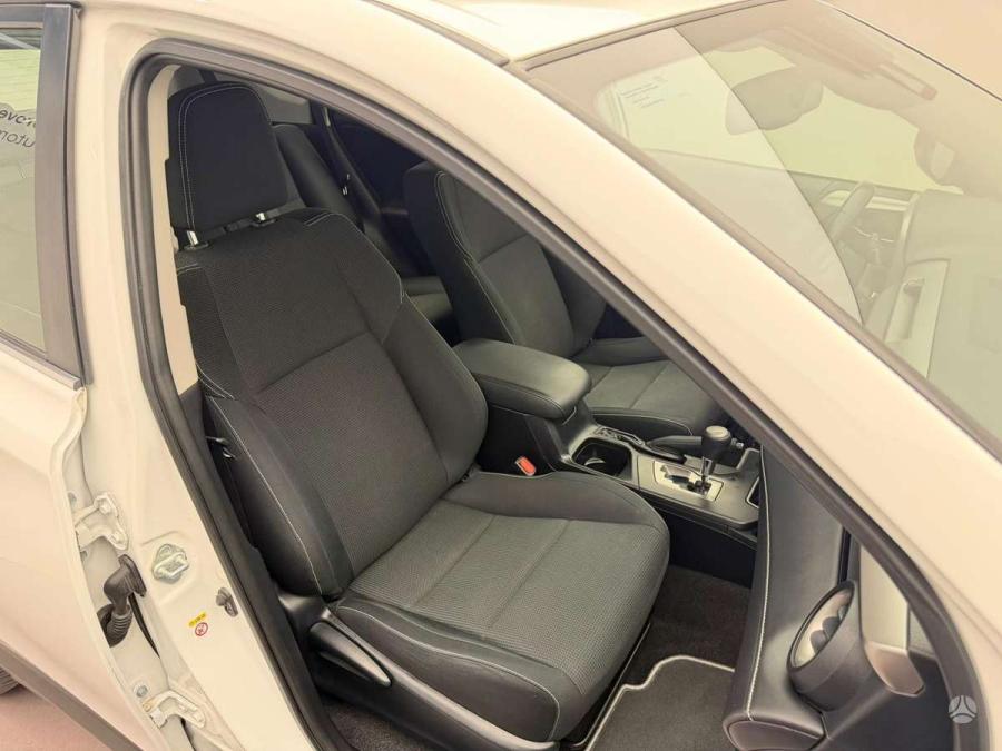 White Toyota RAV4 2016 in Panevezys, with an engine capacity of 2.49 L and mileage of 149 thousand km for 17990 €, photo 17 on AUTOMOTO.COM.LV